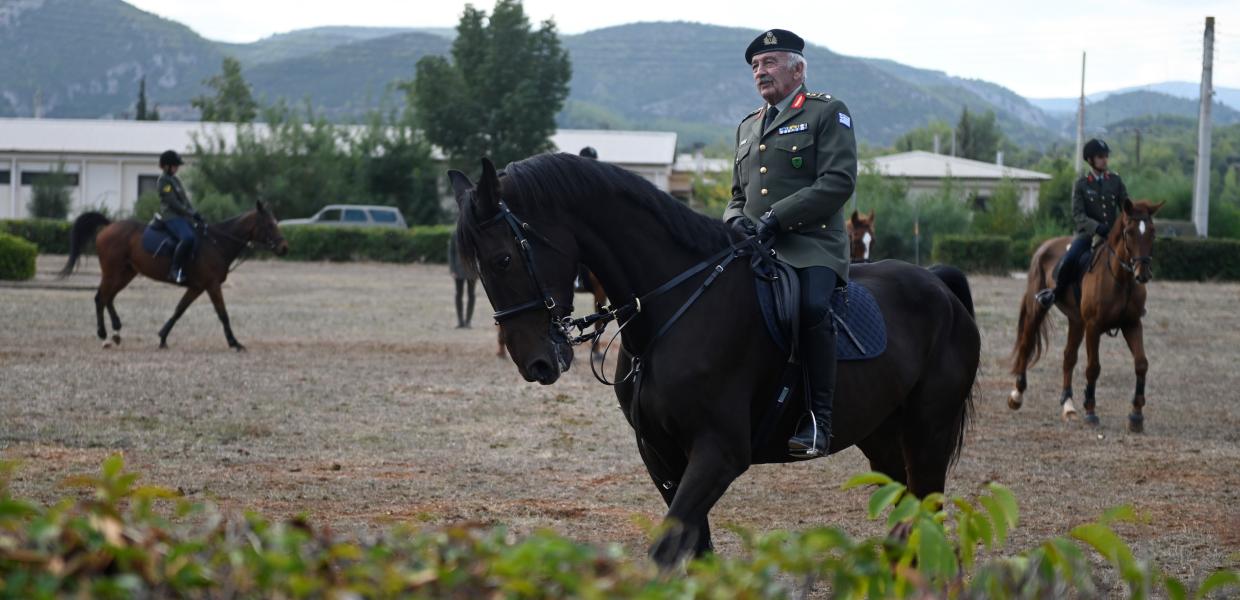 Αναβίωση του ιππικού με επικεφαλής έναν 73χρονο - Ξεκίνημα