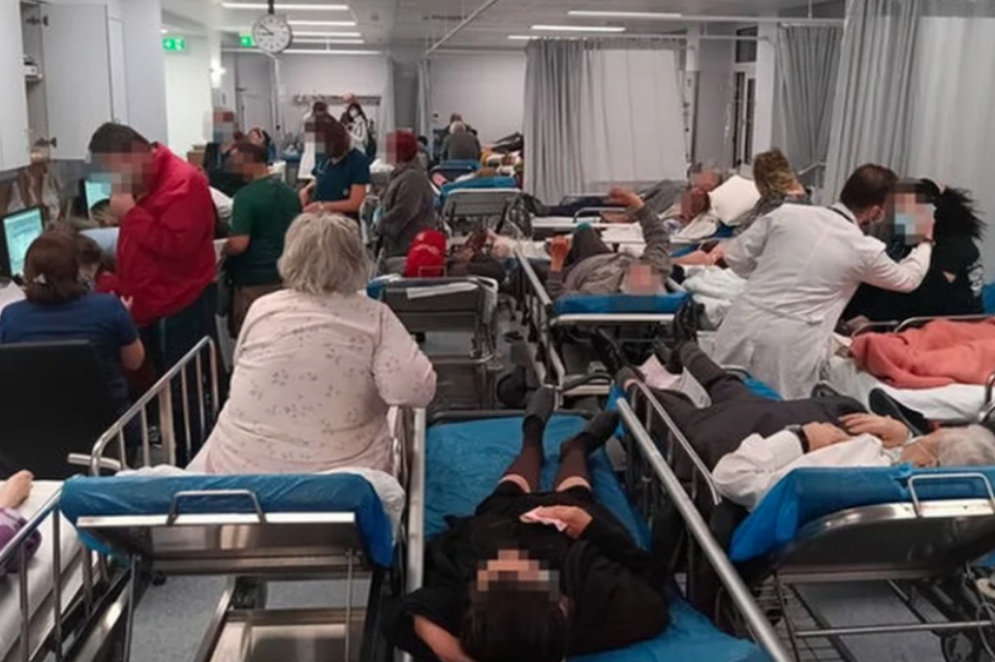 Ράντζα και χειρουργεία στον αέρα: η εικόνα του ΕΣΥ και ο προκλητικός ...